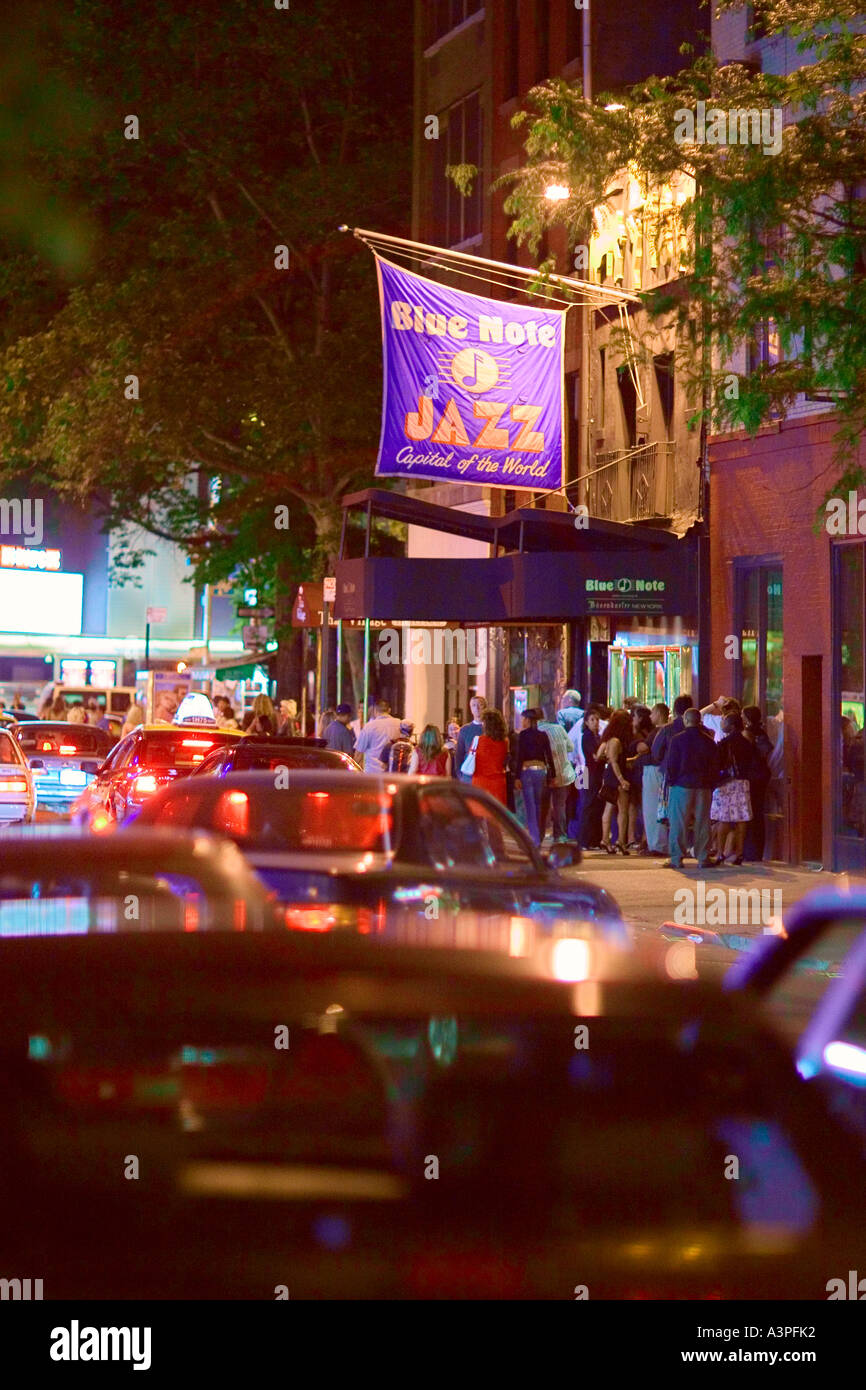 People waiting in nightclub line hi-res stock photography and images ...