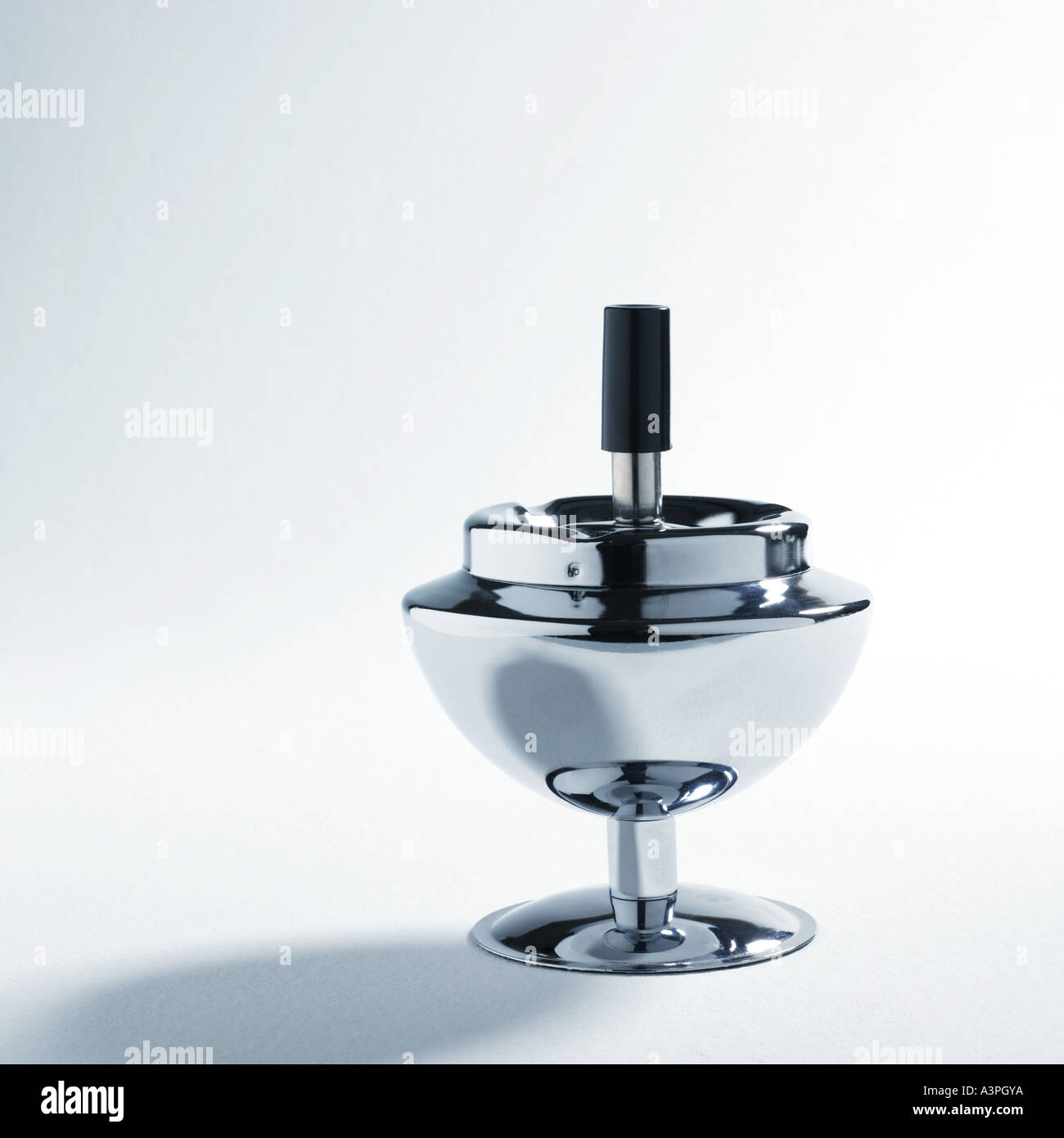 Full ash trays hi-res stock photography and images - Alamy