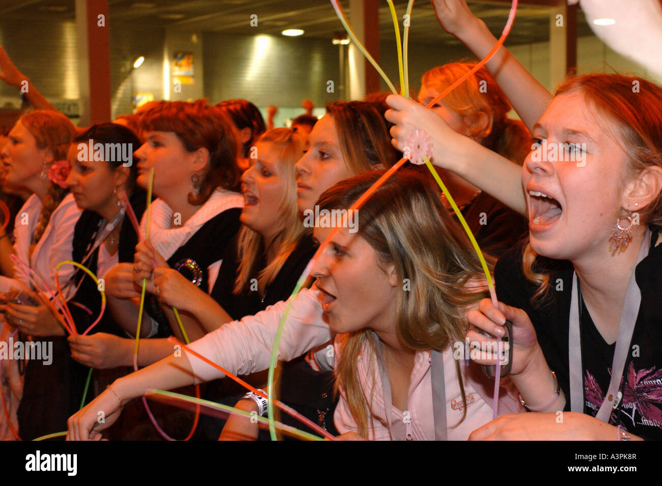 Teenage girls screaming concert hi-res stock photography and images - Alamy