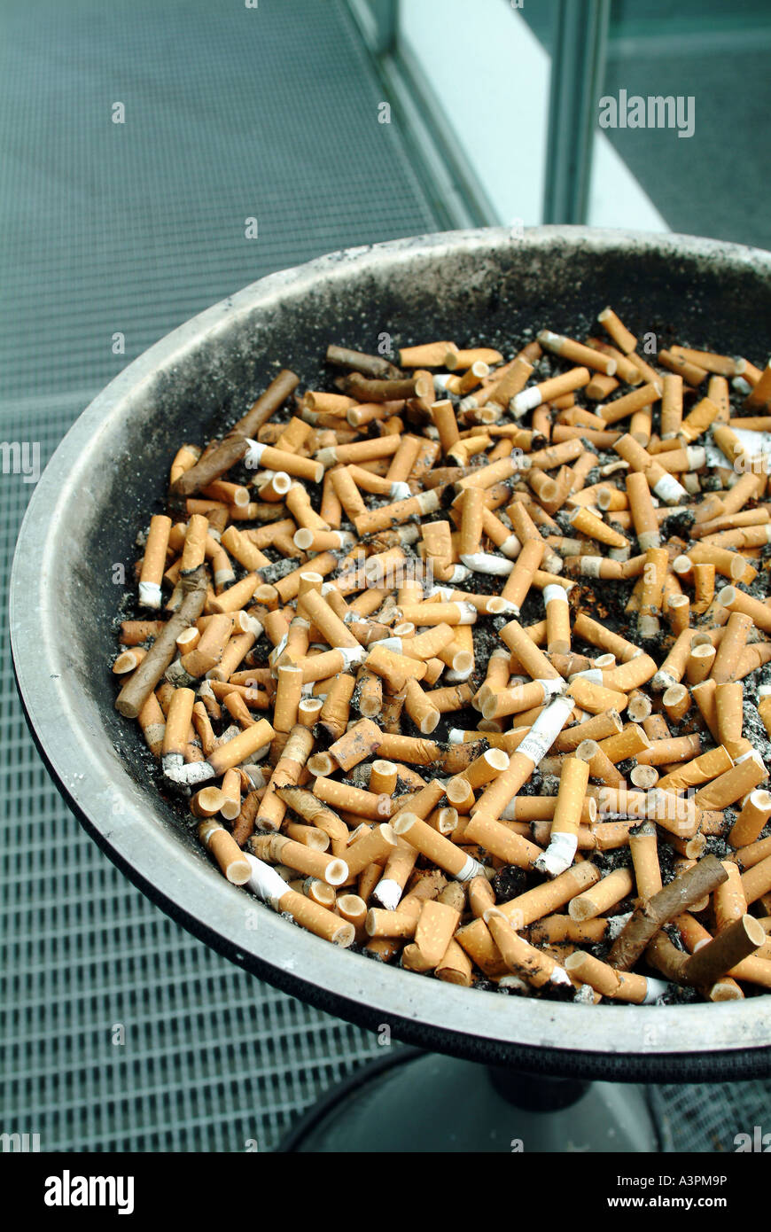 Ash tray full of cigarettes hi-res stock photography and images - Alamy