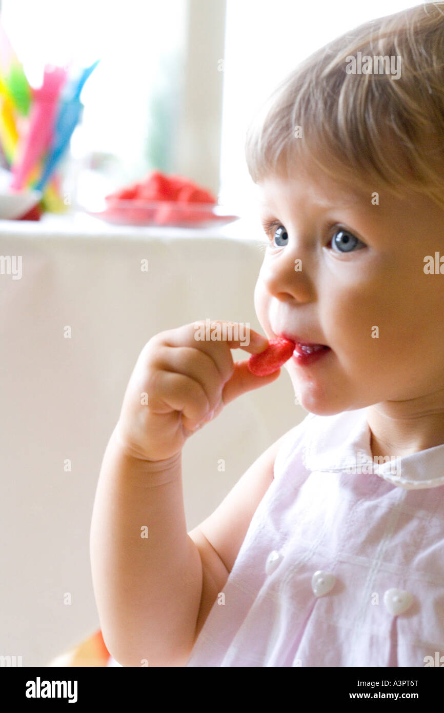 small girl eating Stock Photo - Alamy