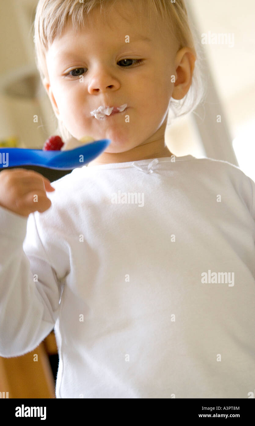 small girl eating Stock Photo - Alamy