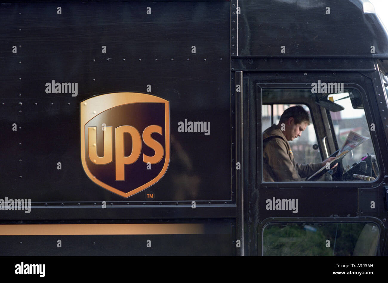 Ups truck and driver hi-res stock photography and images - Alamy
