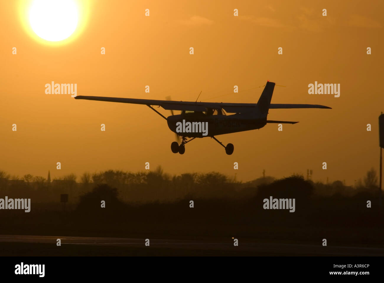 Aircraft sun silhouette hi-res stock photography and images - Alamy