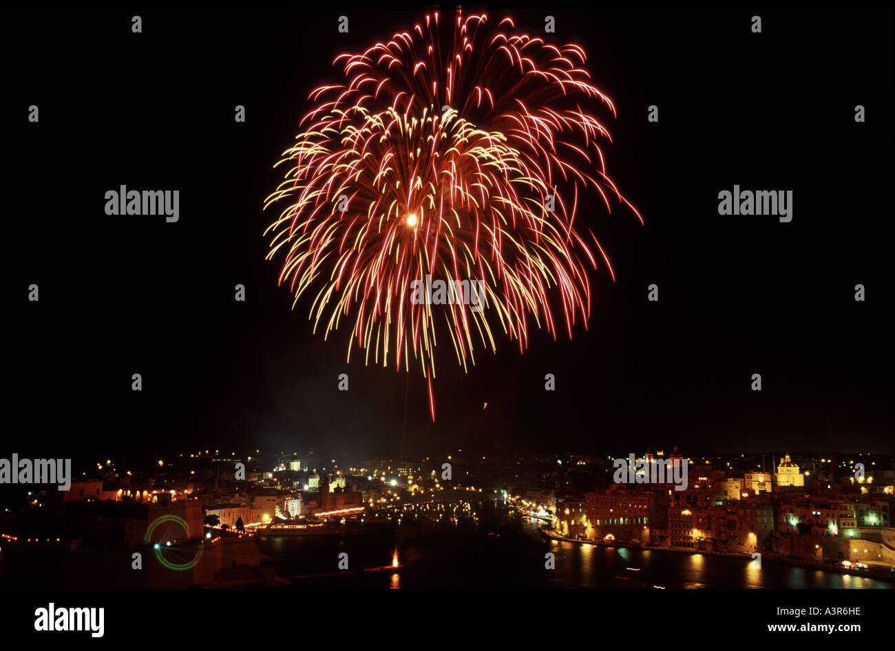 Malta Fireworks Festival over the Grand harbour Stock Photo - Alamy