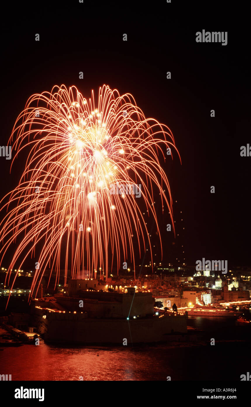 Malta Fireworks Festival over the Grand harbour Stock Photo - Alamy