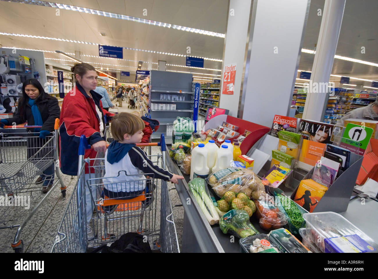 Super market Family shopping check out Stock Photo - Alamy