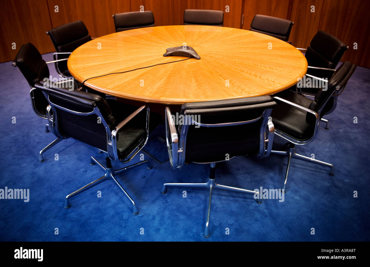Empty meeting room with round table and chairs Stock Photo - Alamy