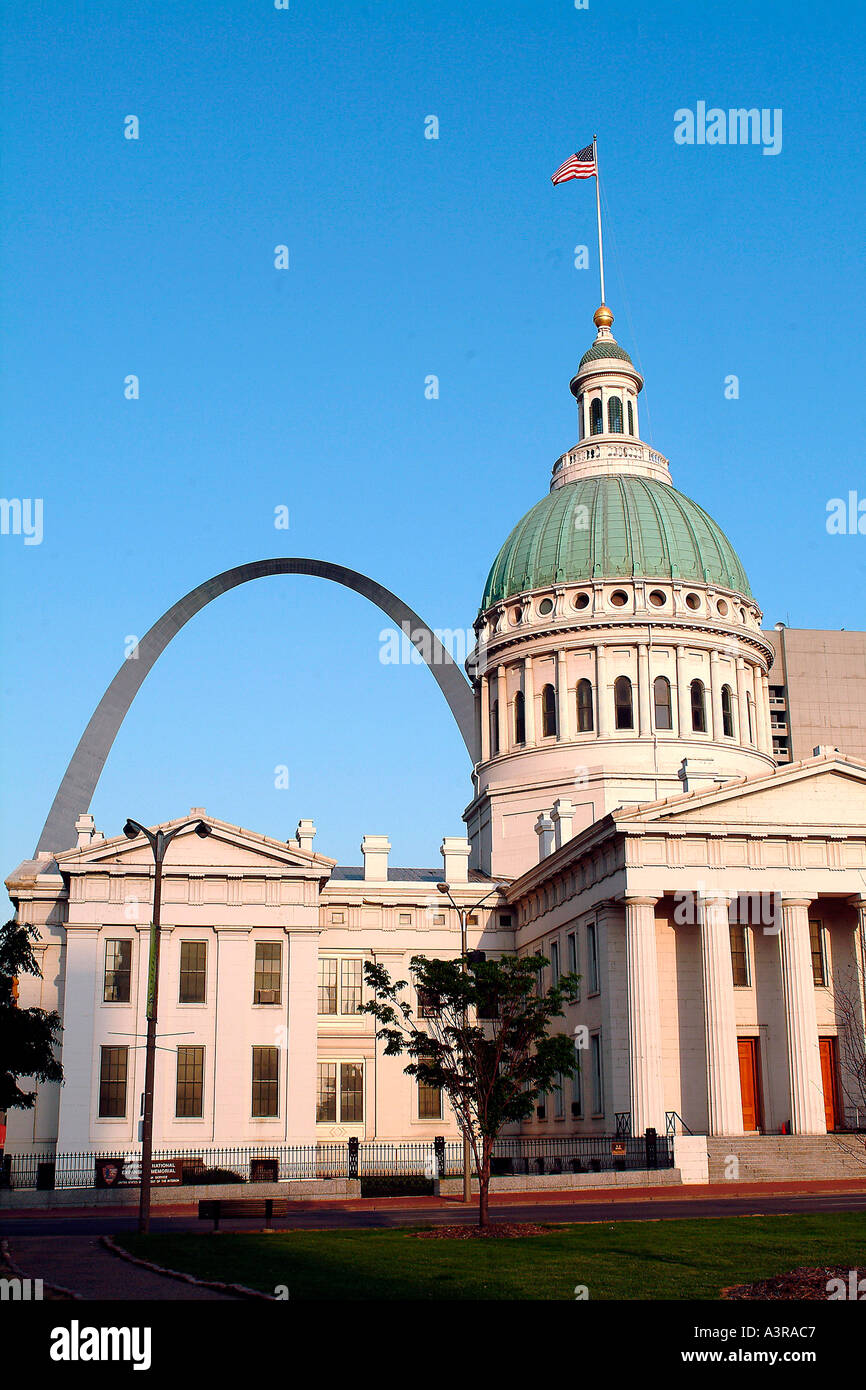 The Gateway Arch on the banks of the Mississippi River in St Louis ...