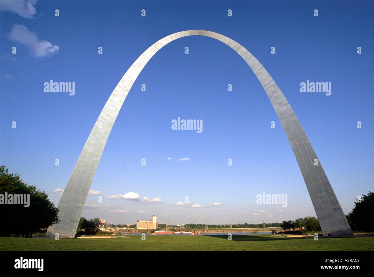 The Gateway Arch and downtown or Mississippi river in St Louis Missouri ...