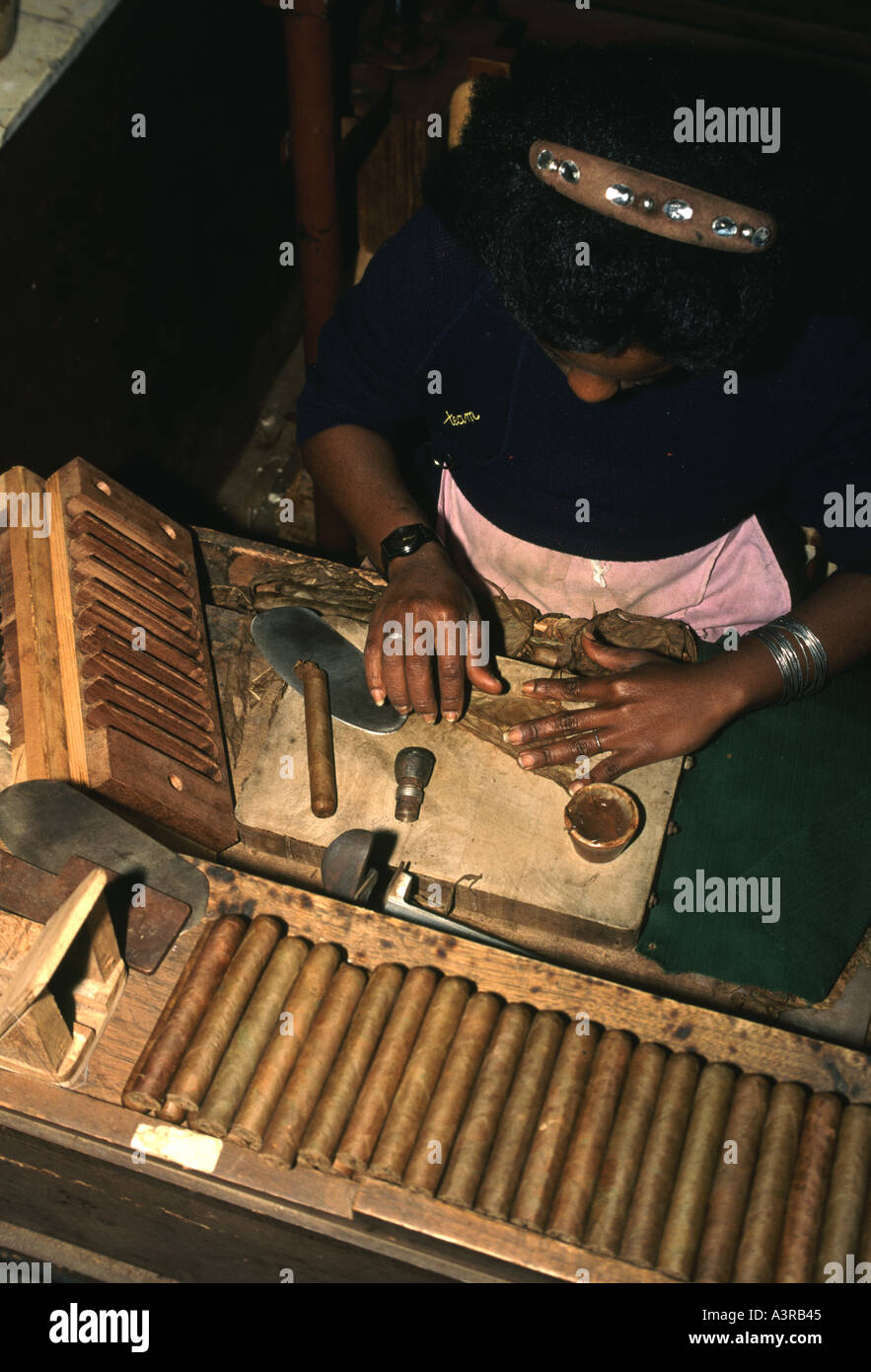 Woman cuban cigars rolling hi-res stock photography and images - Alamy