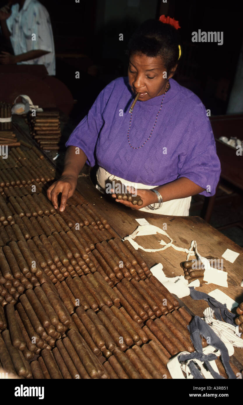 Woman cuban cigars rolling hi-res stock photography and images - Alamy