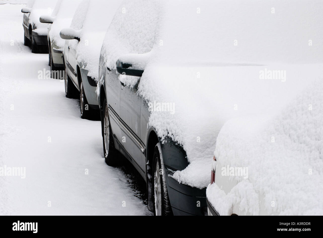 Cars snow hi-res stock photography and images - Alamy