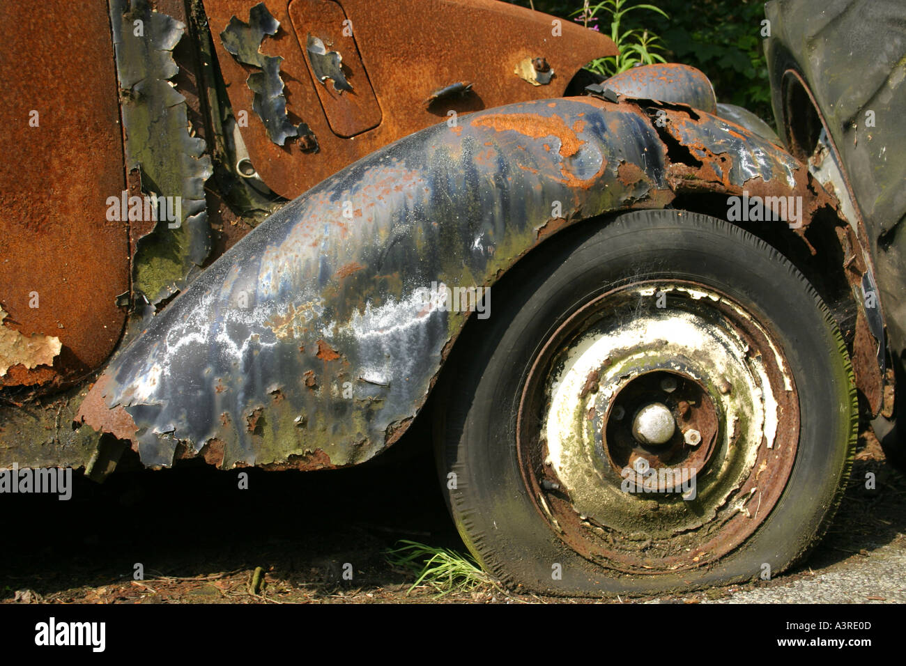 Derelict and rusting vintage car front wheel Stock Photo - Alamy