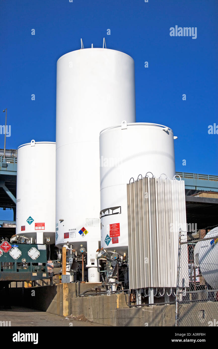 Oil storage tanks barbed hi-res stock photography and images - Alamy
