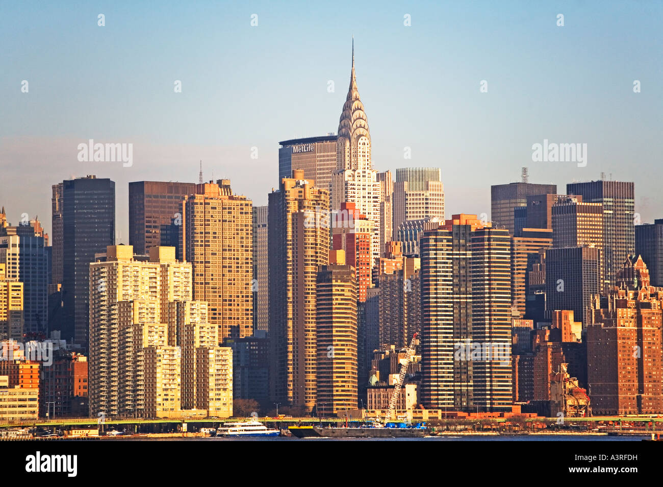 CHRYSLER BUILDING, MET LIFE BUILDING Stock Photo - Alamy