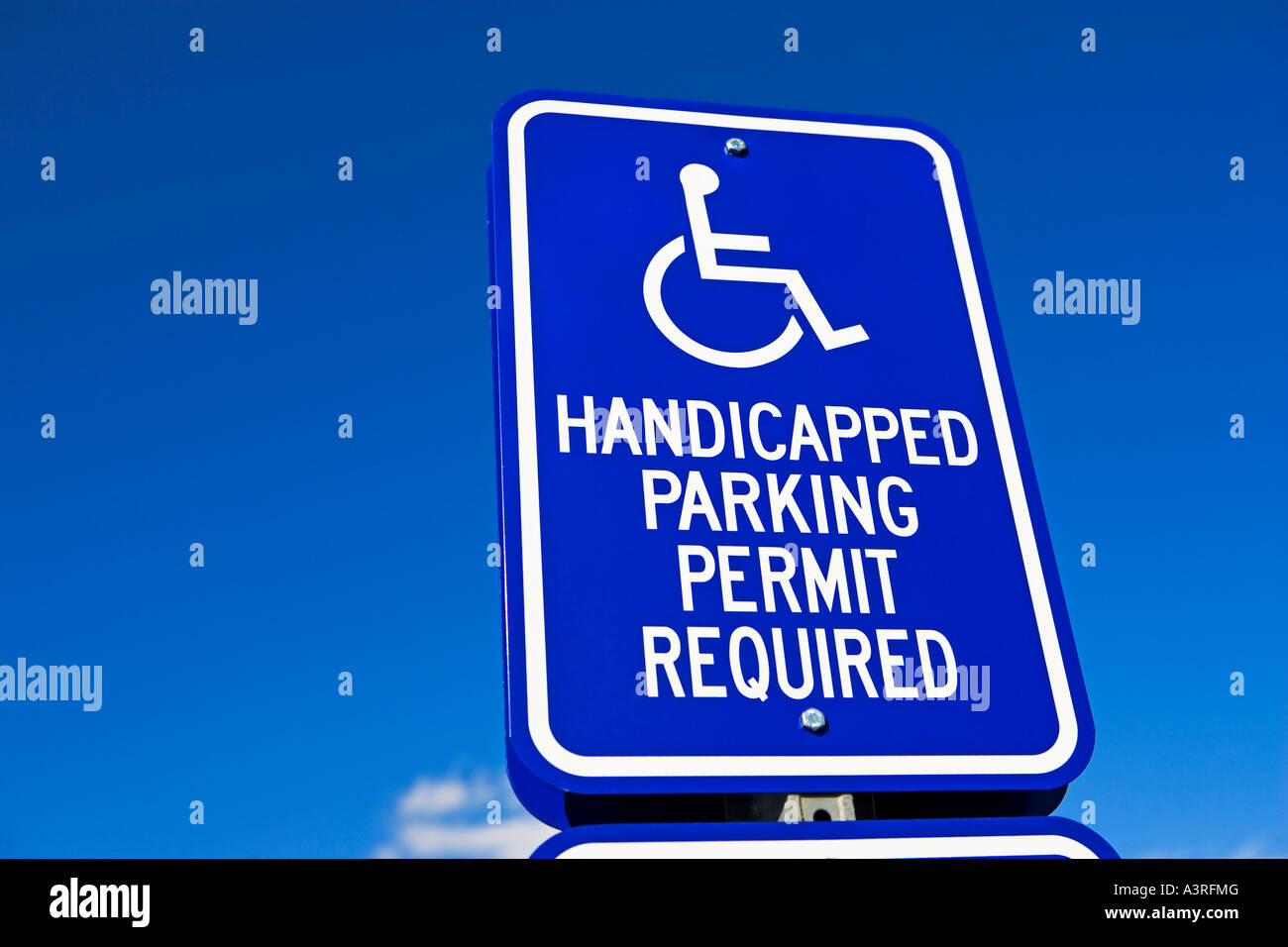 Handicap parking warning signs hi-res stock photography and images - Alamy