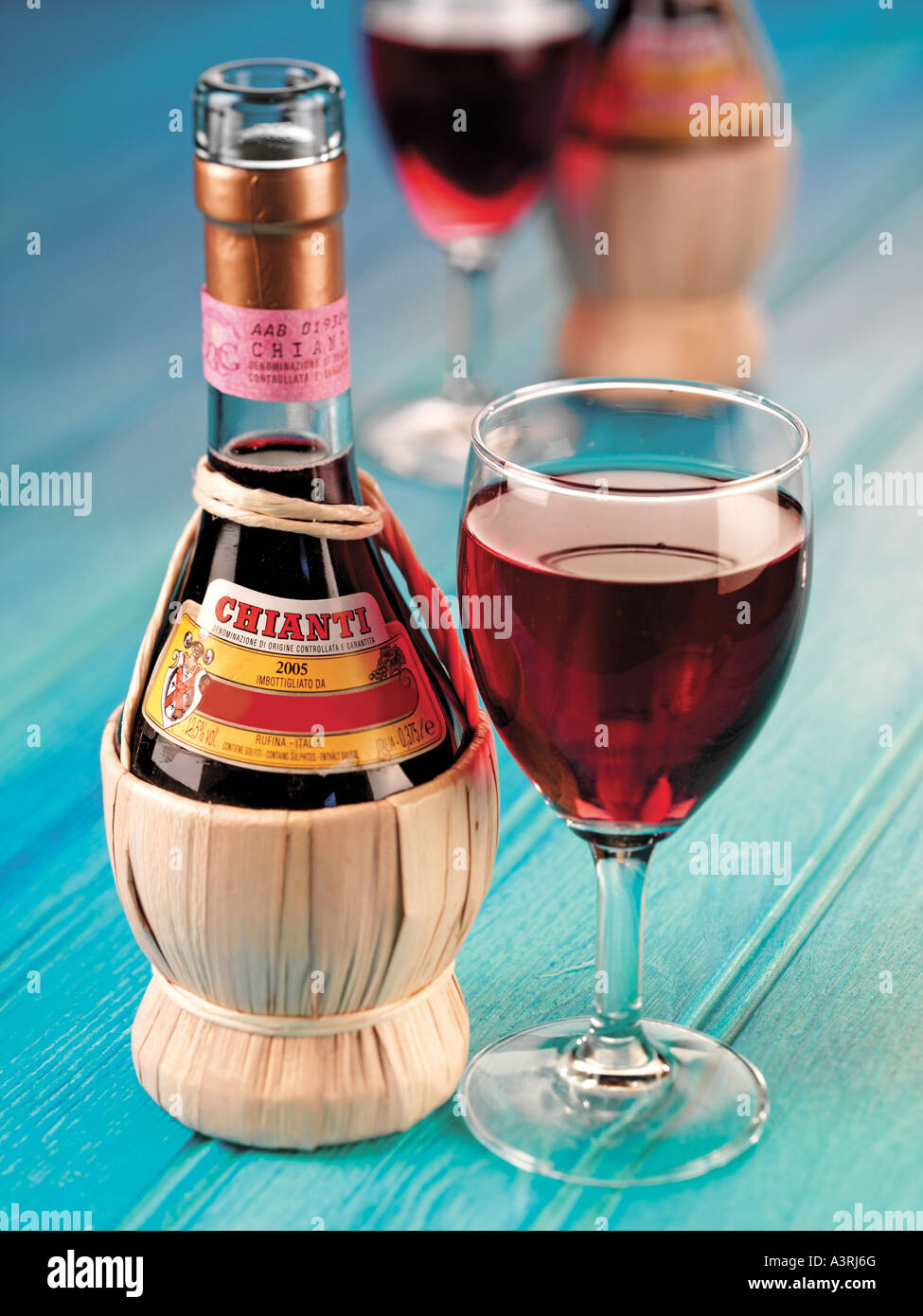 Traditional chianti bottle hi-res stock photography and images - Alamy