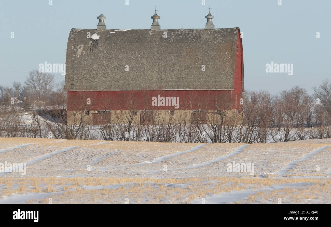 Red barn on prairies hi-res stock photography and images - Alamy