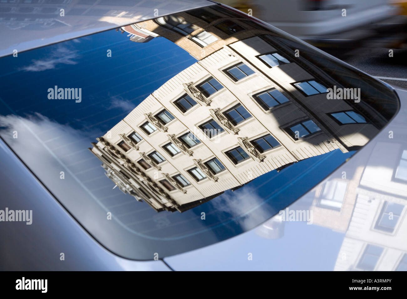 Car mirroring buildings hi-res stock photography and images - Alamy