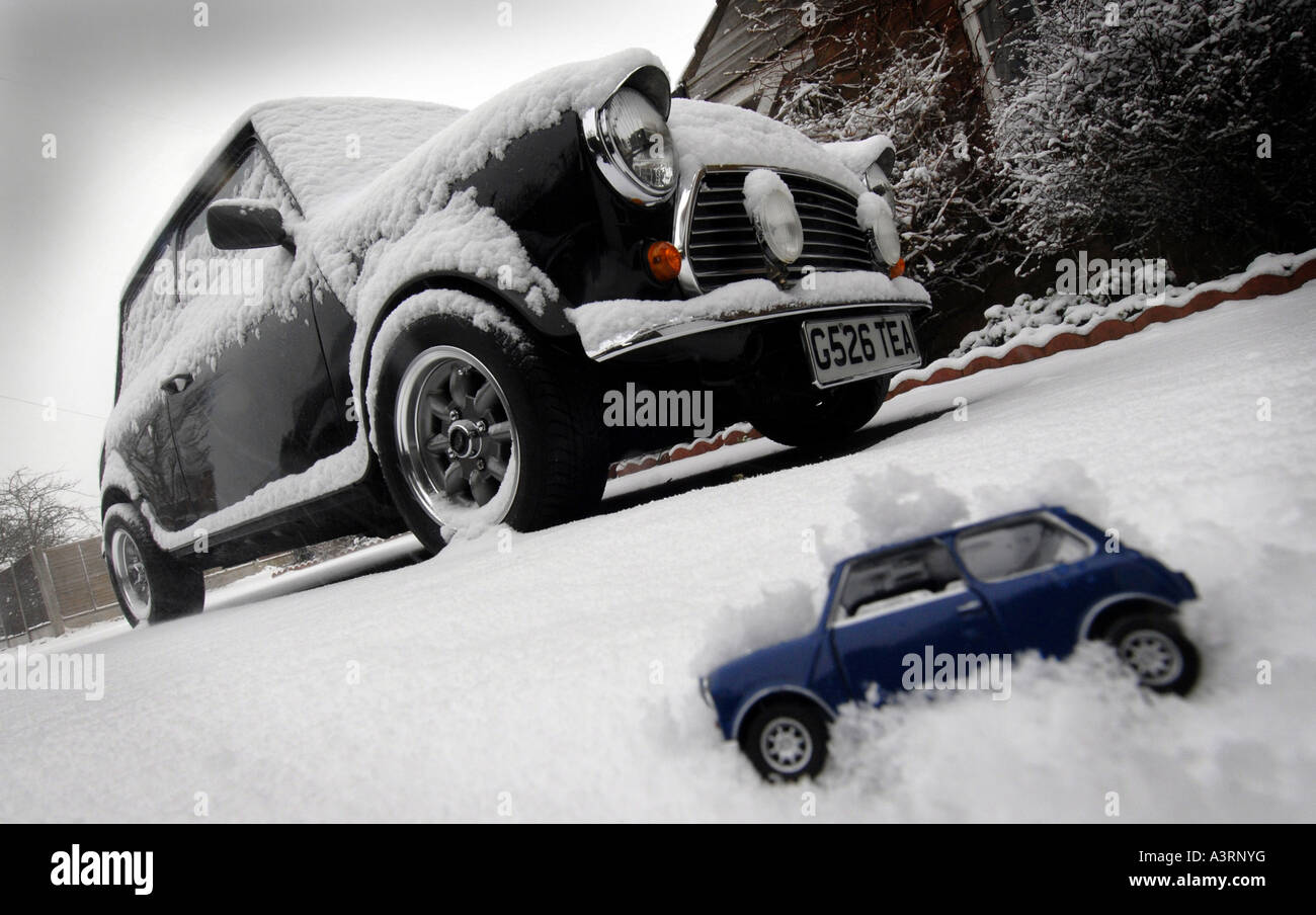 CLASSIC MINI CAR IN SNOW WITH MODEL MINI CAR RE WINTER MOTORING DRIVING ...