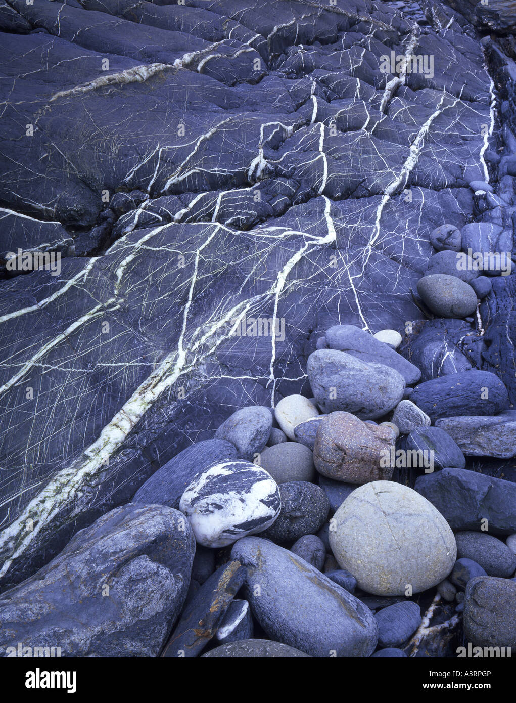 Mineral banding in shoreline rock, Easdale, Argyll Stock Photo - Alamy