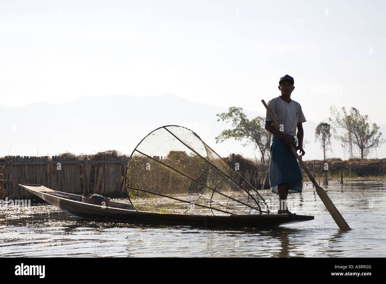 Leg rowing fisherman, Inle Lake, Myanmar Stock Photo - Alamy