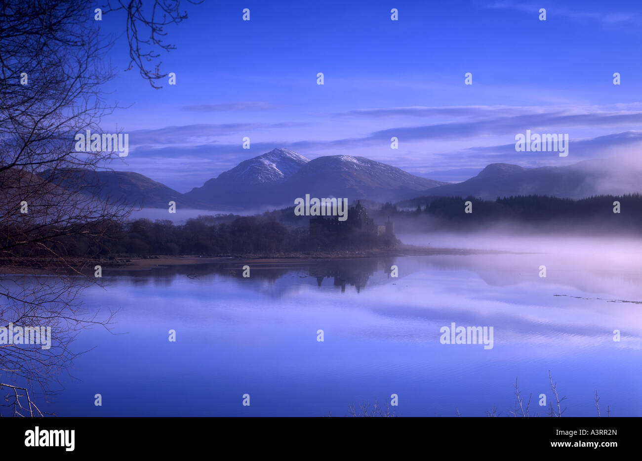 Kilchurn Castle and Beinn Lui over a misty loch Awe Stock Photo - Alamy