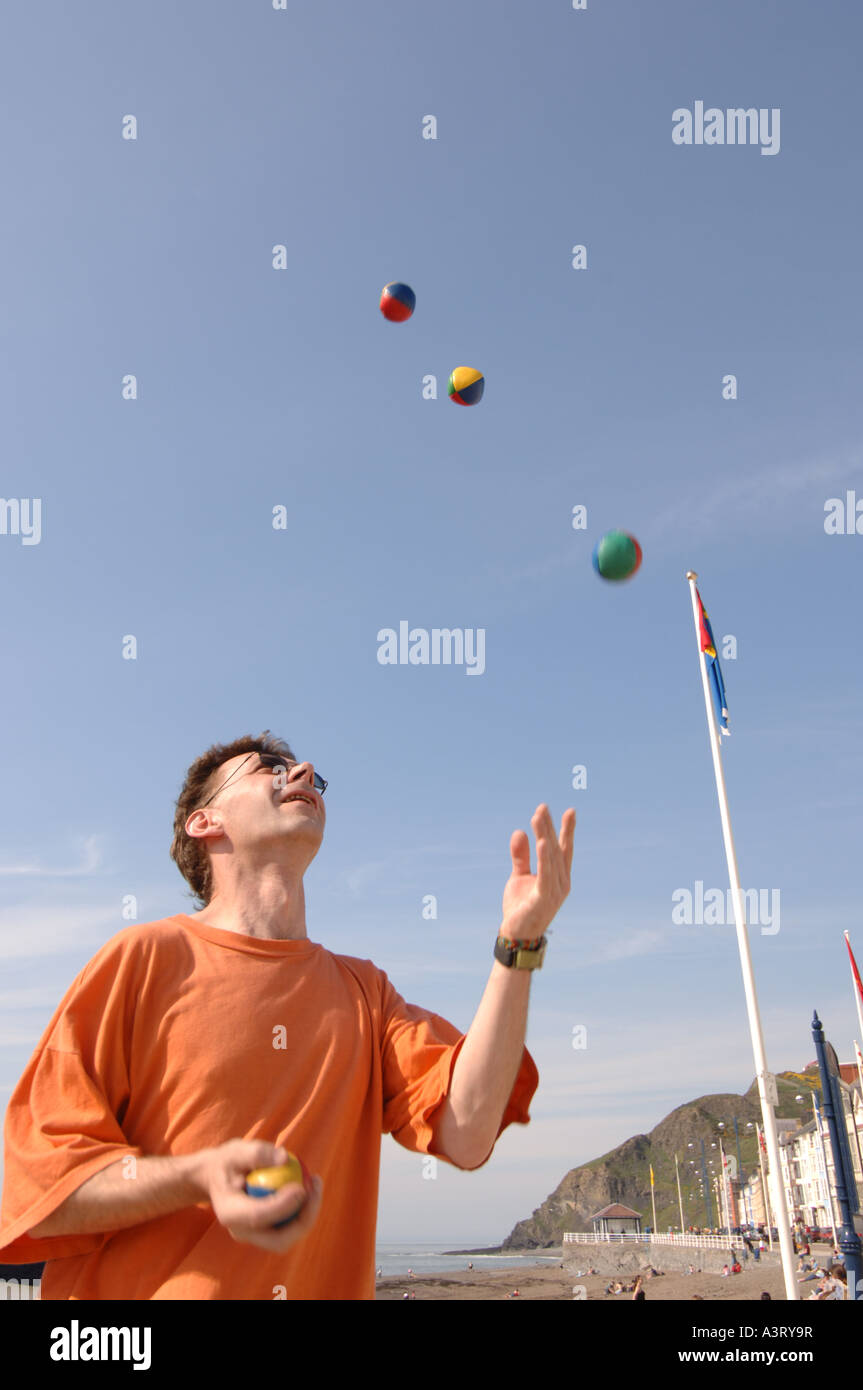 Juggling 4 balls hi-res stock photography and images - Alamy