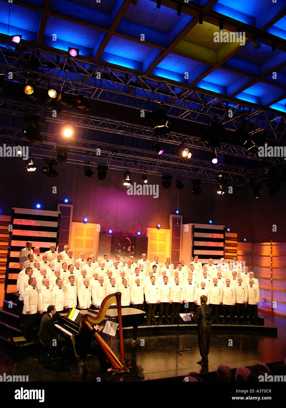 Male voice choir hi-res stock photography and images - Alamy