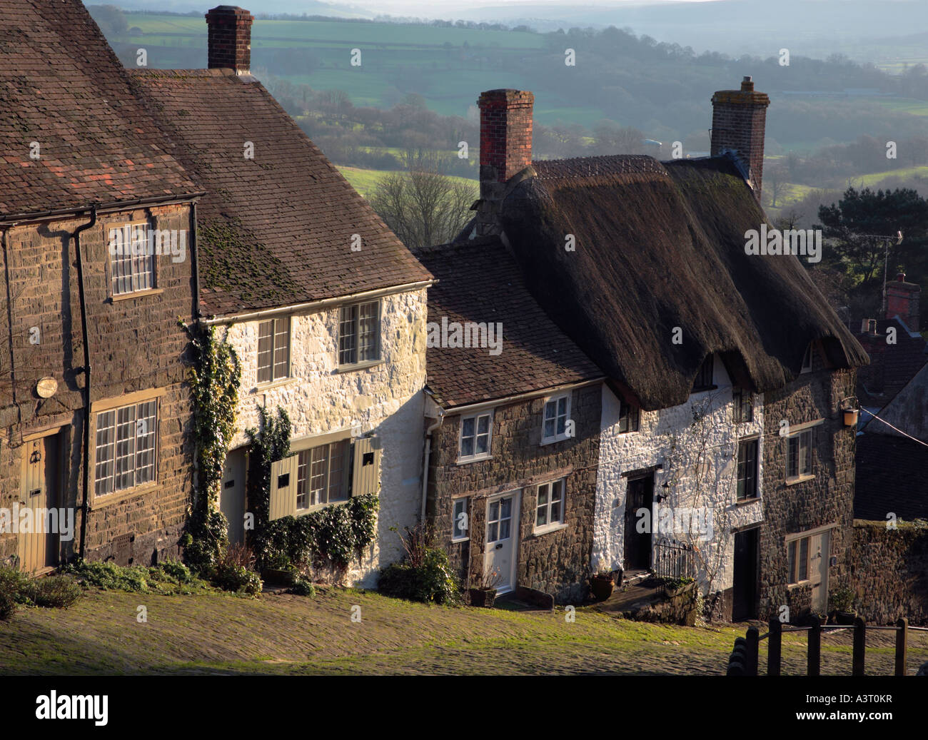 Typical english cottage hi-res stock photography and images - Alamy