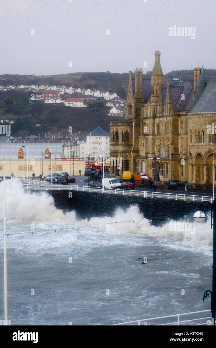 Waves lashing sea wall hi-res stock photography and images - Alamy