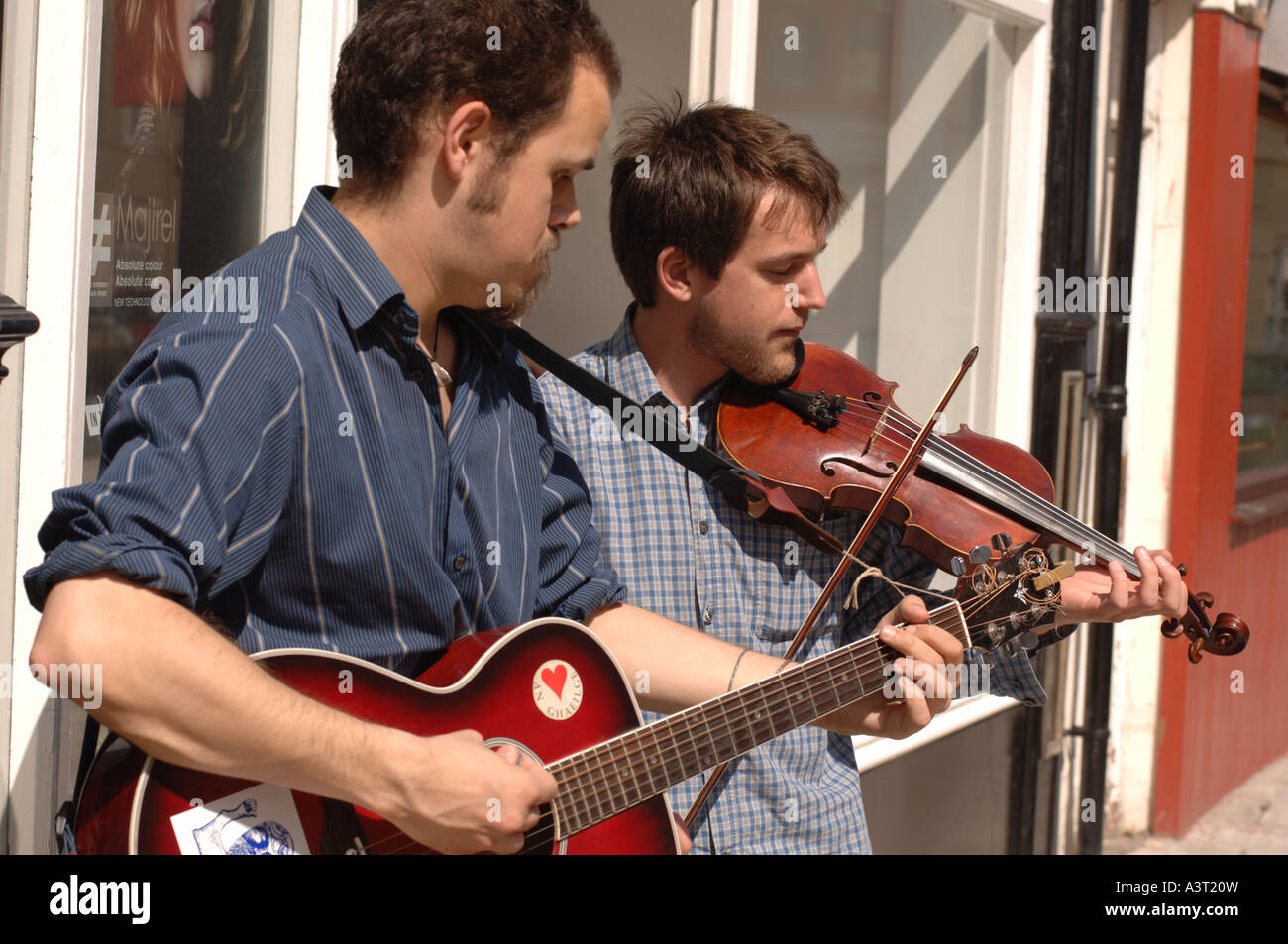 Men fiddle hi-res stock photography and images - Alamy