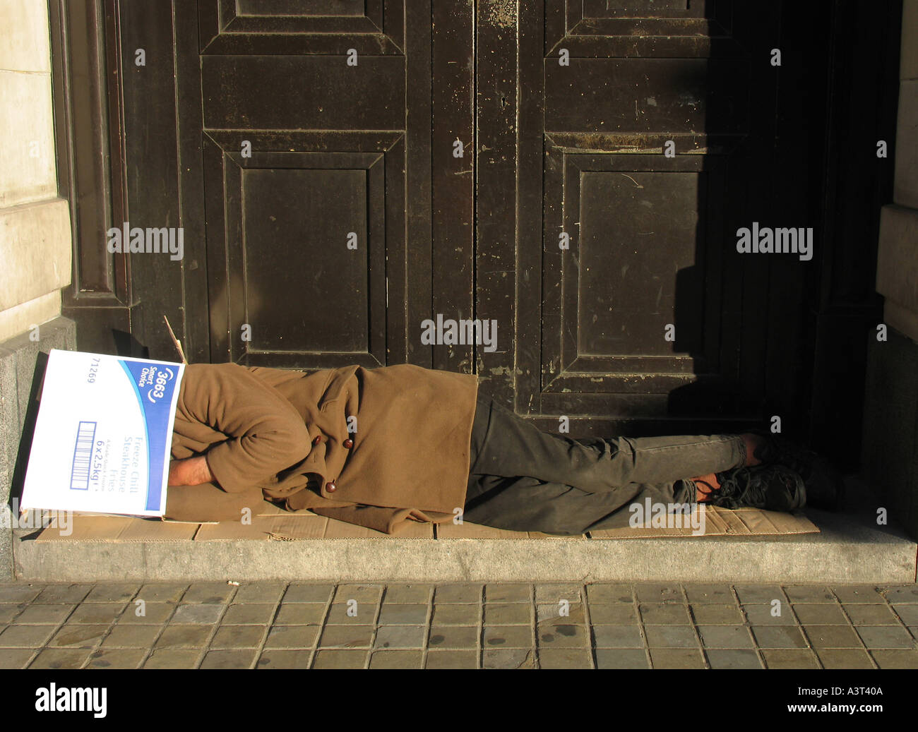 Man sleeping on the pavement London Stock Photo - Alamy