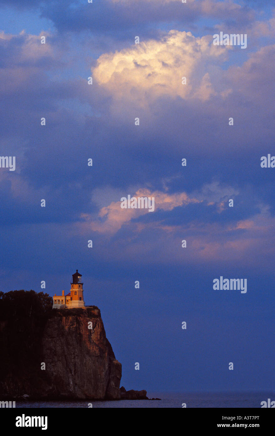 THE SPLIT ROCK LIGHTHOUSE AT SPLIT ROCK LIGHTHOSE STATE PARK NEAR TWO ...