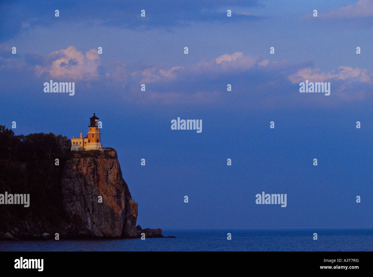THE SPLIT ROCK LIGHTHOUSE AT SPLIT ROCK LIGHTHOSE STATE PARK NEAR TWO ...