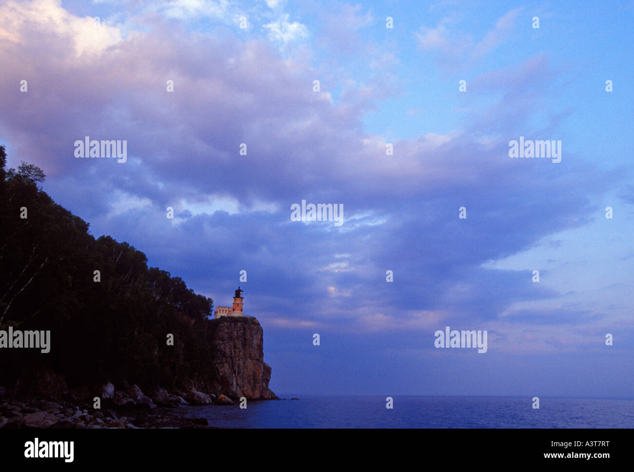 THE SPLIT ROCK LIGHTHOUSE AT SPLIT ROCK LIGHTHOSE STATE PARK NEAR TWO ...