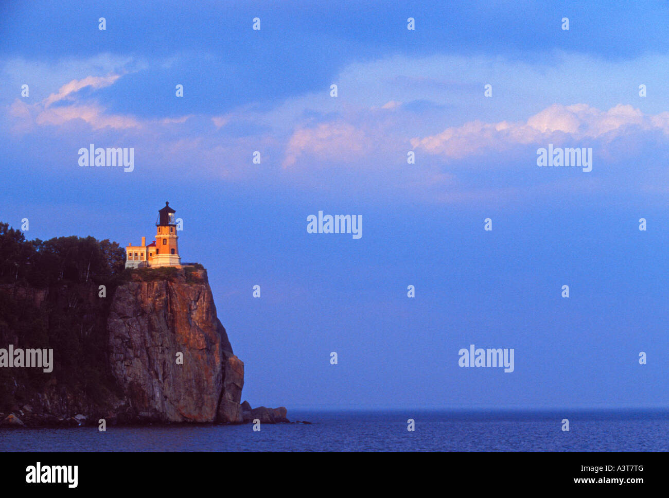 THE SPLIT ROCK LIGHTHOUSE AT SPLIT ROCK LIGHTHOSE STATE PARK NEAR TWO ...