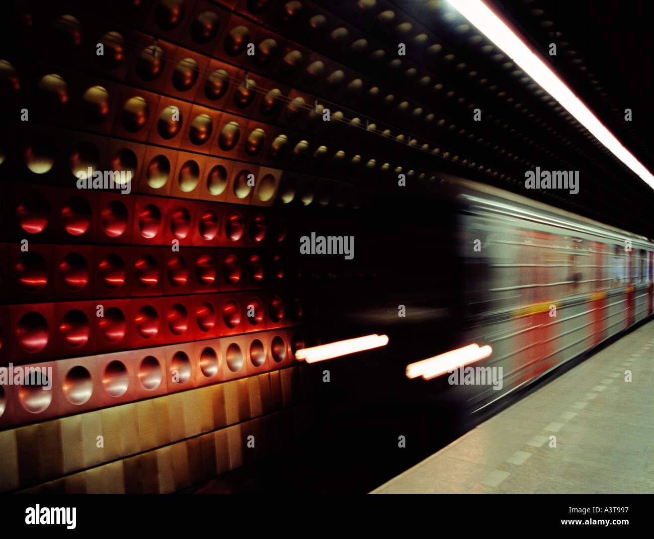 Train comming in to underground station Stock Photo - Alamy