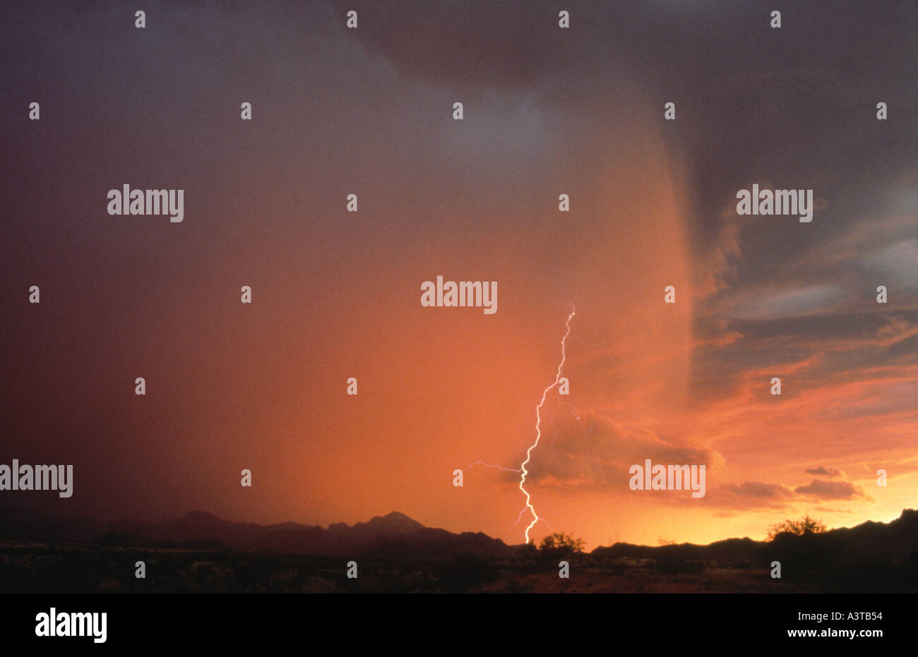 Single lightning bolt hi-res stock photography and images - Alamy