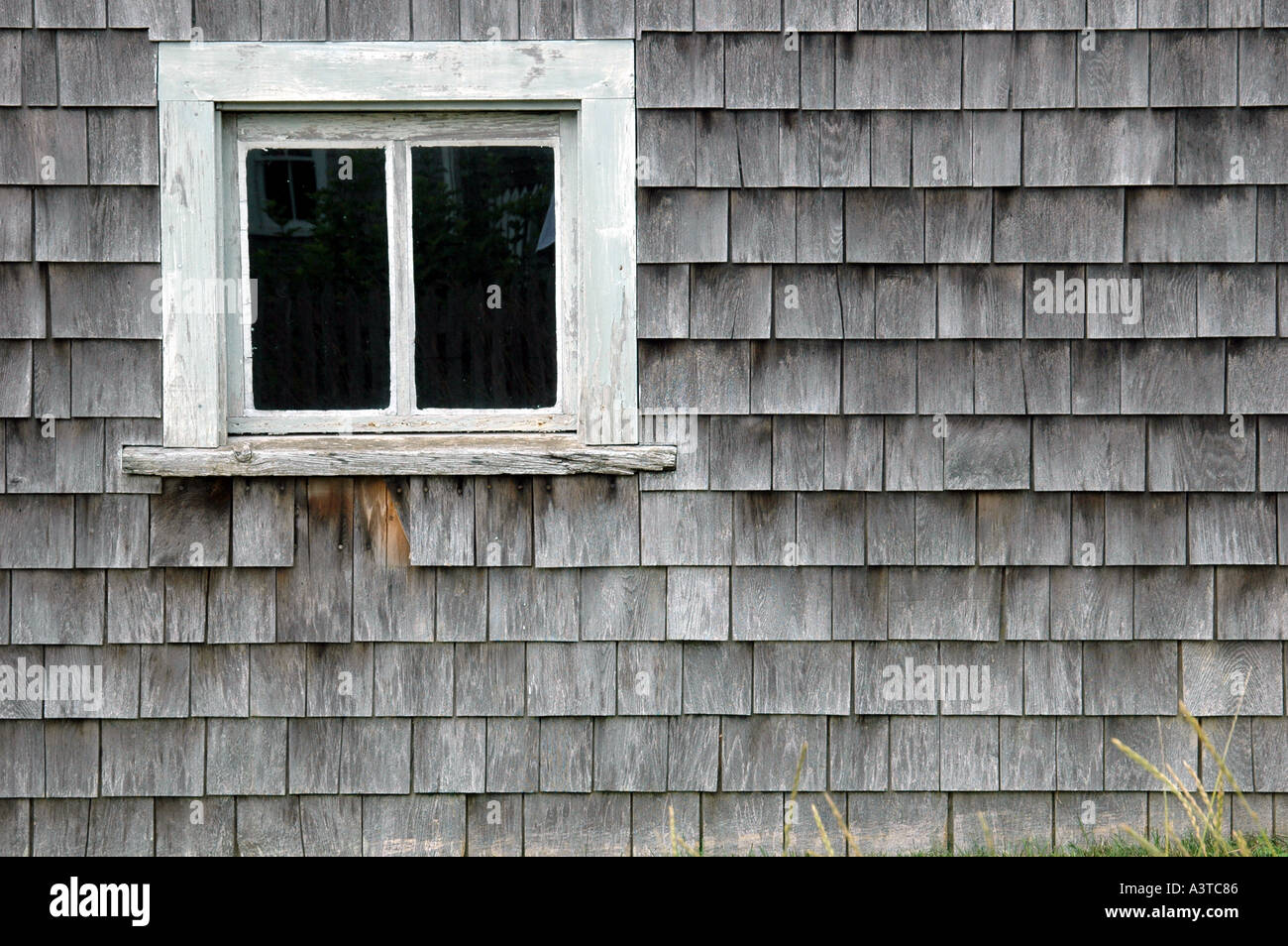 Old Cape Cod shingled cottage beach house Stock Photo - Alamy