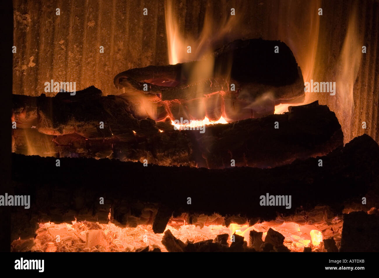 Yuletide log fire hi-res stock photography and images - Alamy