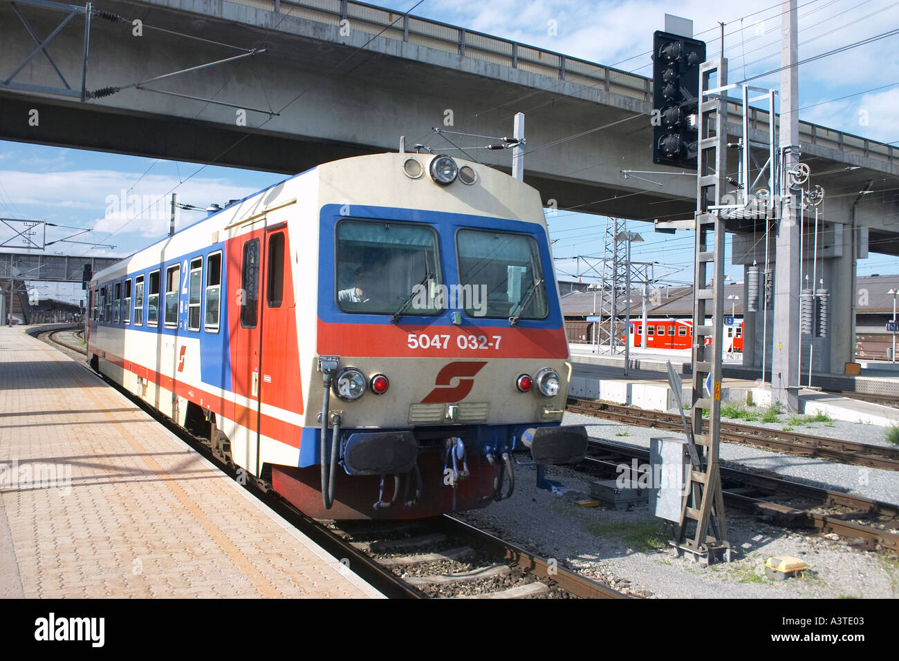train standing in railway station Stock Photo - Alamy
