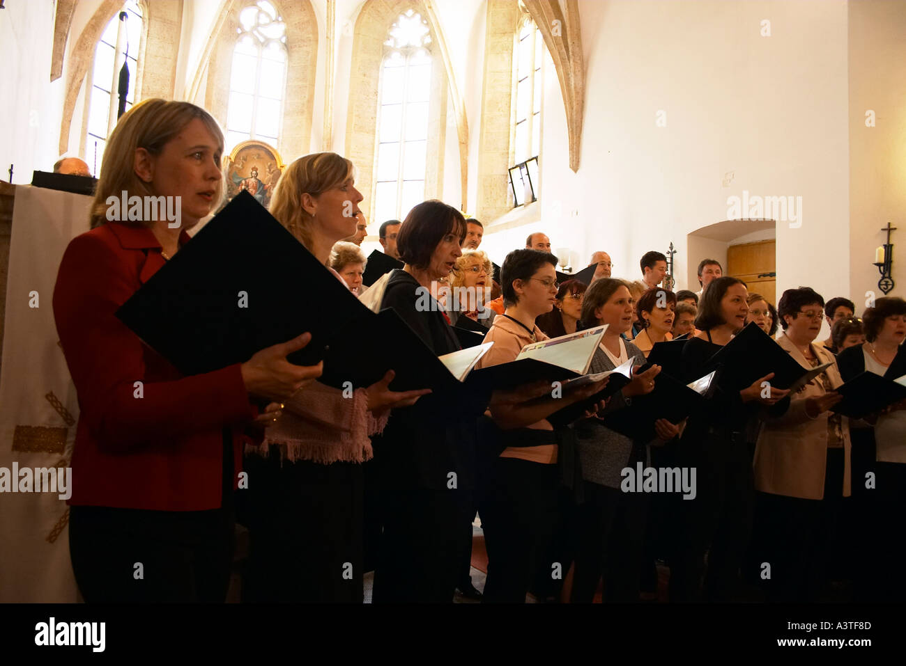 Choir singing hi-res stock photography and images - Alamy
