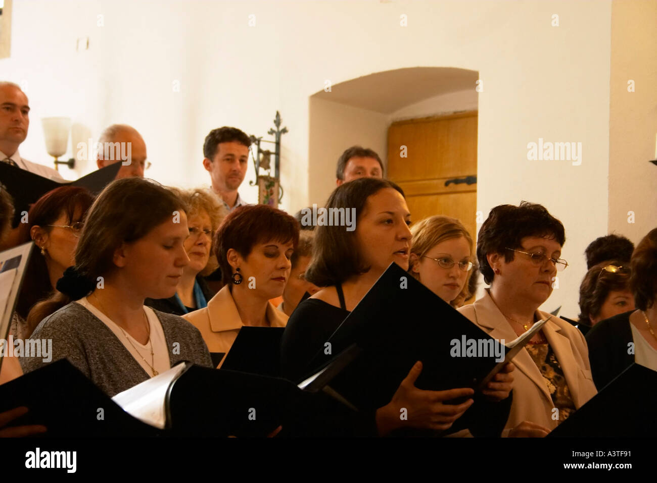 Singing in concert hi-res stock photography and images - Alamy
