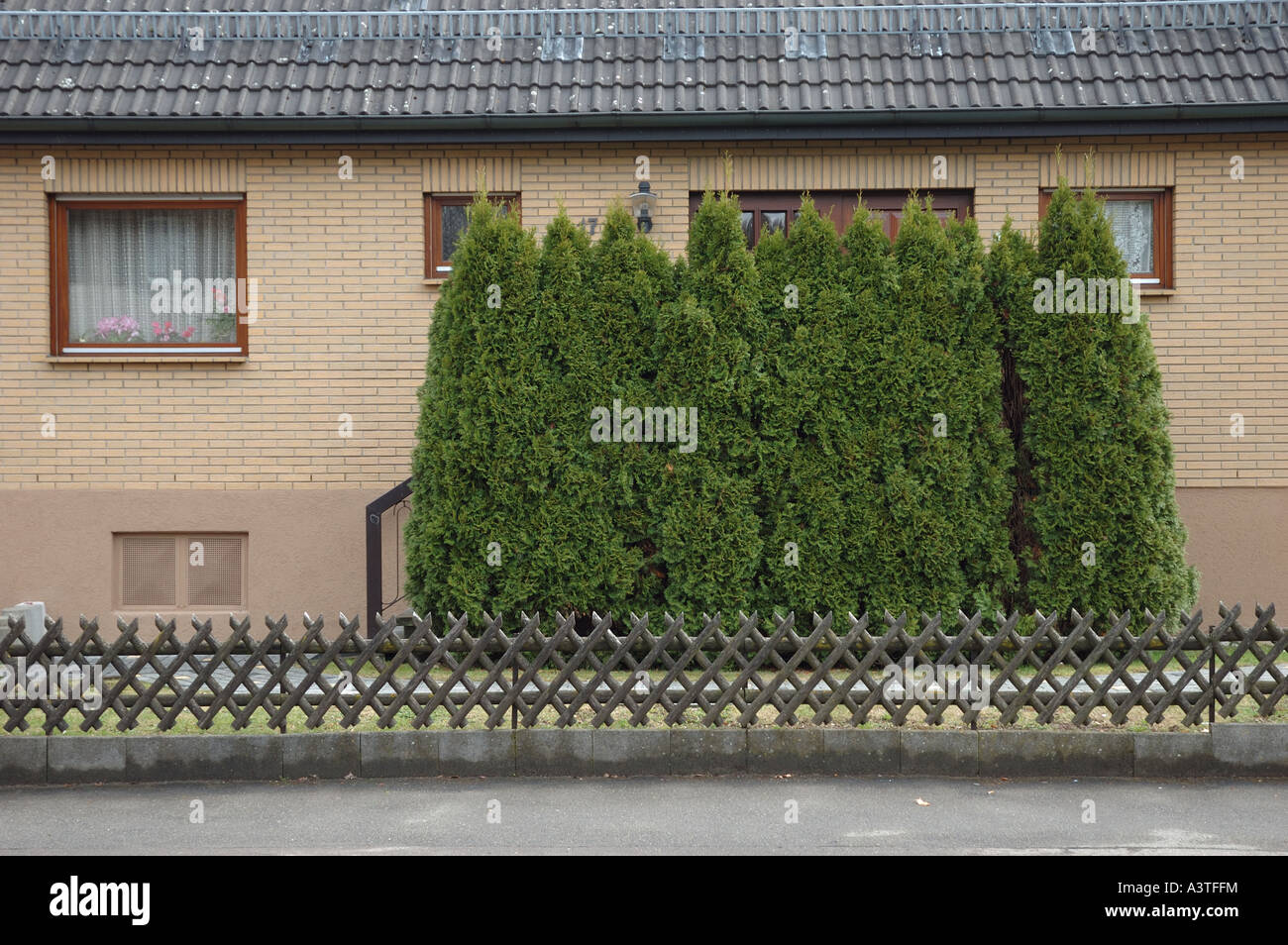 Fence in front house hi-res stock photography and images - Alamy