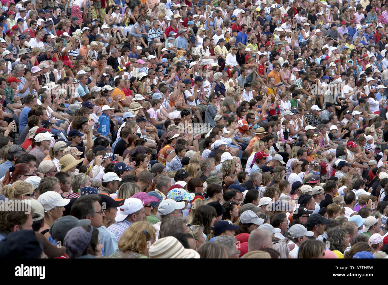 Image Thousands Of Spectators