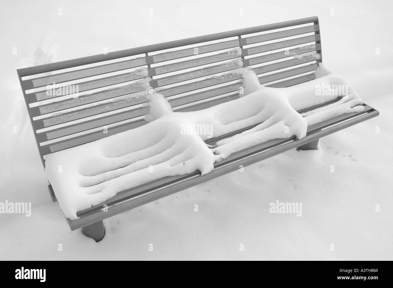 Snow covered bench Stock Photo - Alamy