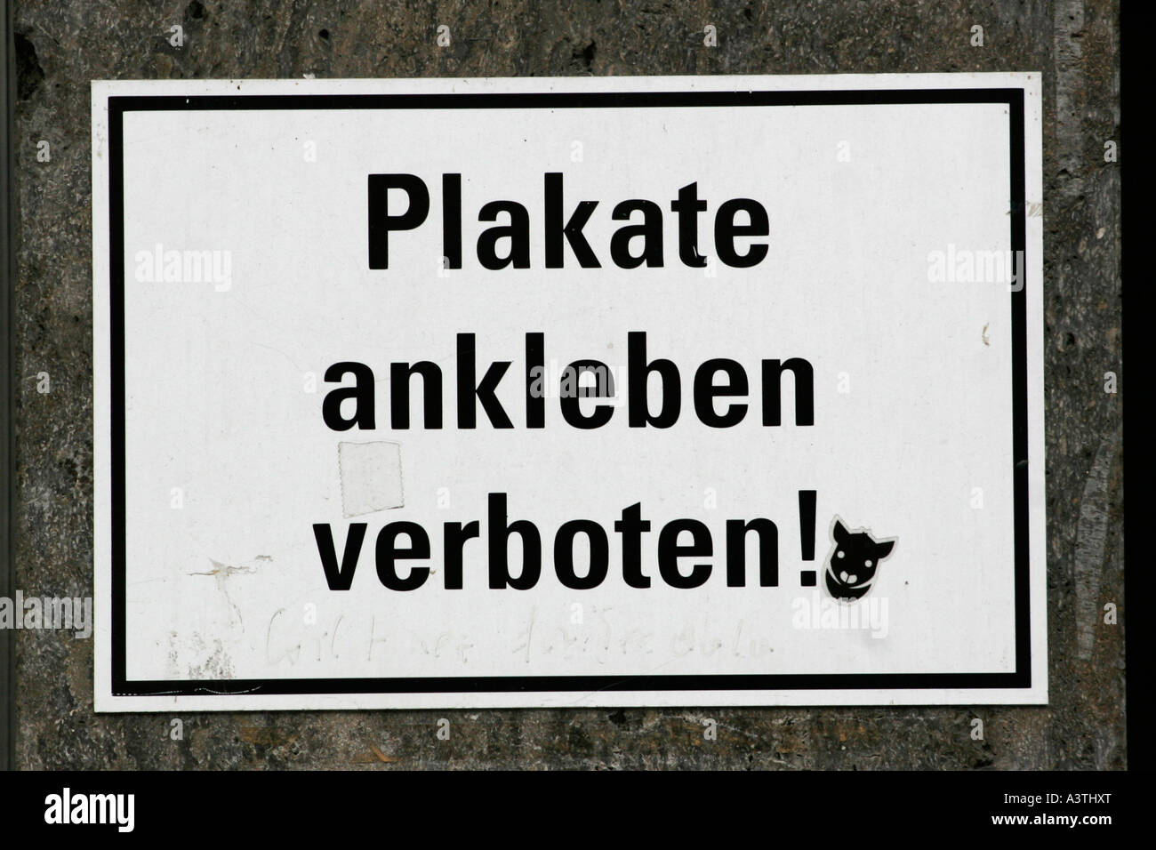 Sign on a wall "post no bills! Stock Photo - Alamy