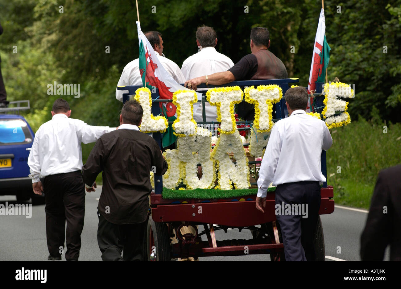 Gypsy funeral cortege using horse and cart to carry the coffin at ...